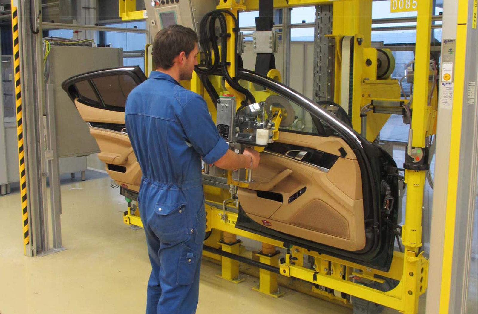 Vehicle door handling