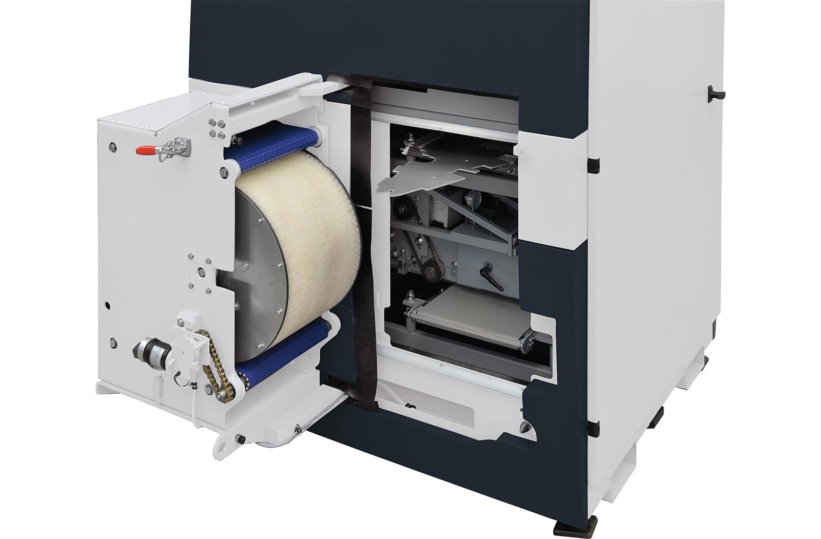 Deburring machine for machining small parts on both sides